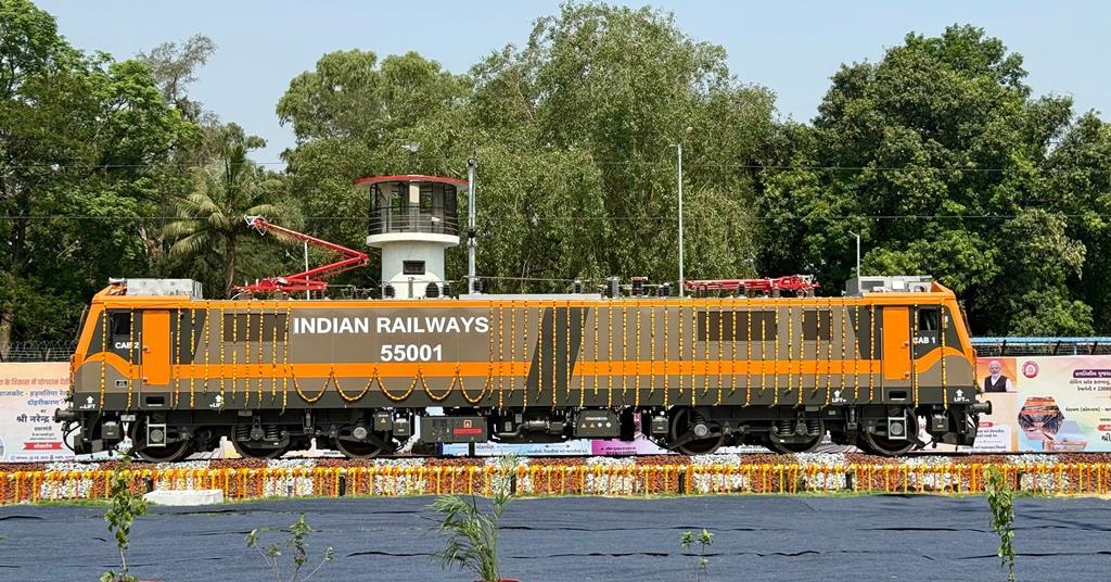Modi flags off Indian Railways WAG D9 electric locomotive | News | Railway Gazette International