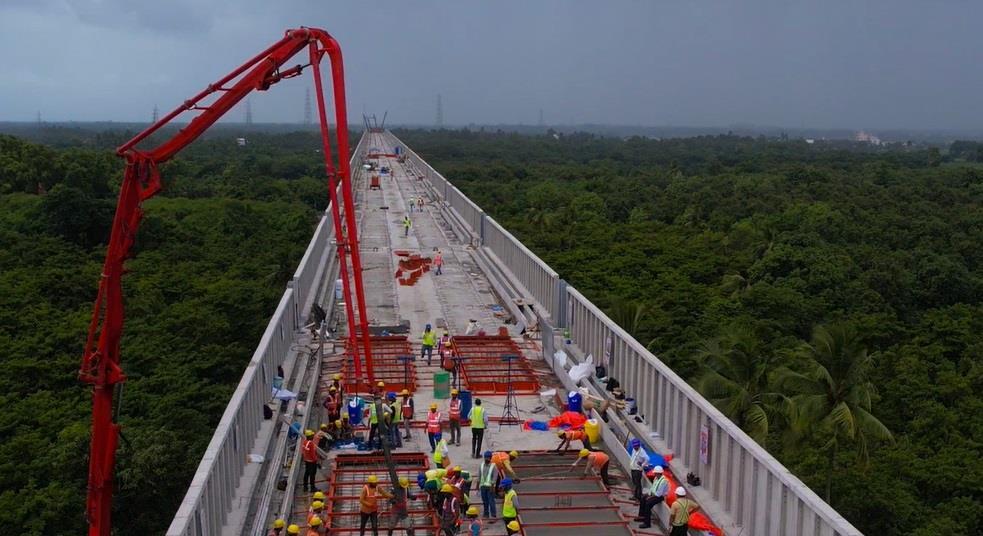Installation of Japanese slab track on Indian high speed line begins ...