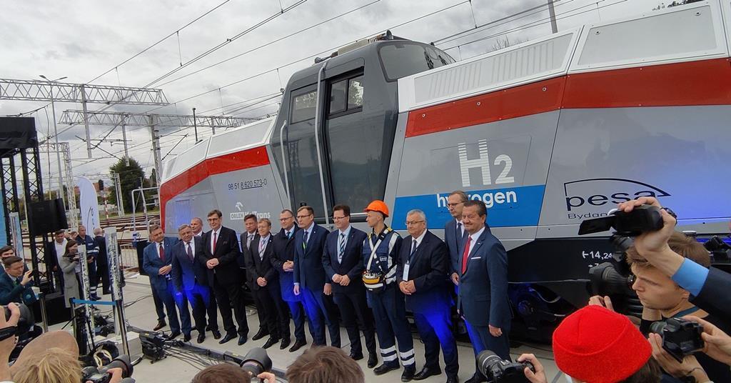 Hydrogen shunting locomotive unveiled | News | Railway Gazette ...