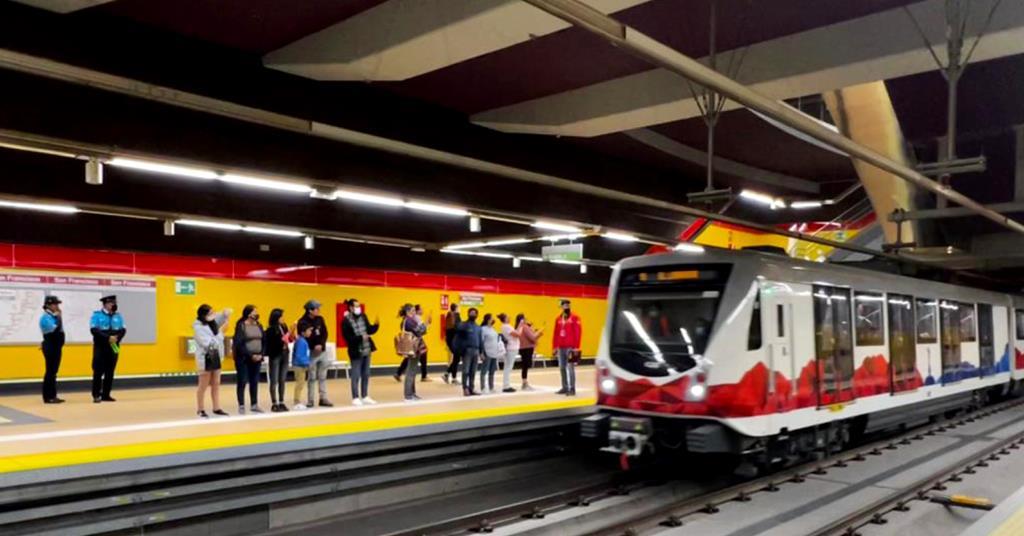 Revenue services finally begin on the Quito metro | Metro Report ...