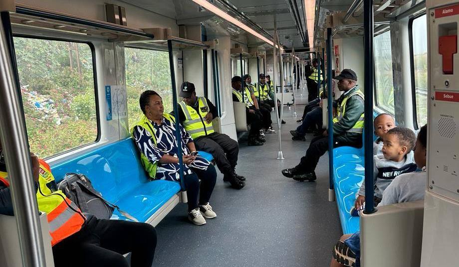 Prasa restores more suburban rail services | News | Railway Gazette ...