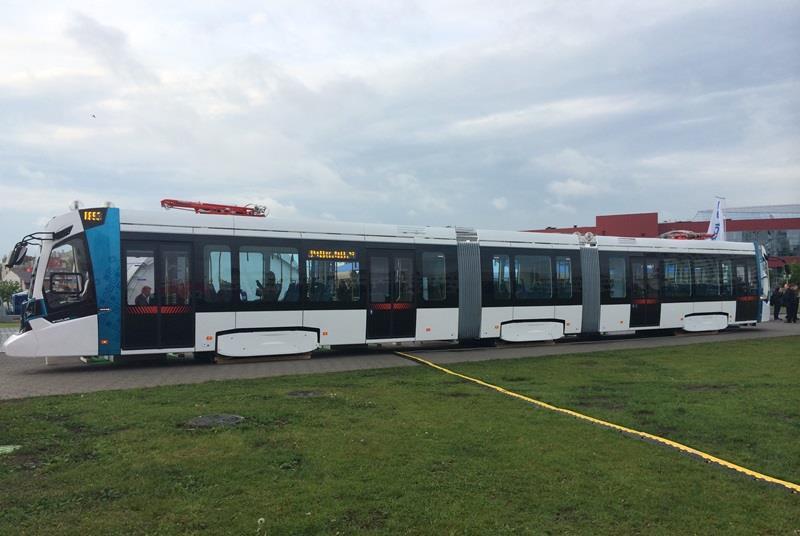 Stadler Minsk unveils new 1 524 mm gauge tram | News | Railway Gazette ...