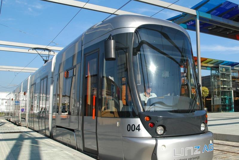 Linz StadtRegio-Tram reaches Schloss Traun | News | Railway Gazette ...
