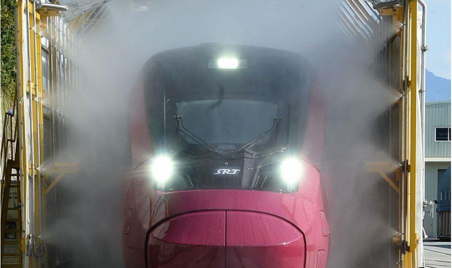 Supreme Railways unveils first EMU-320 high speed trainset built by ...