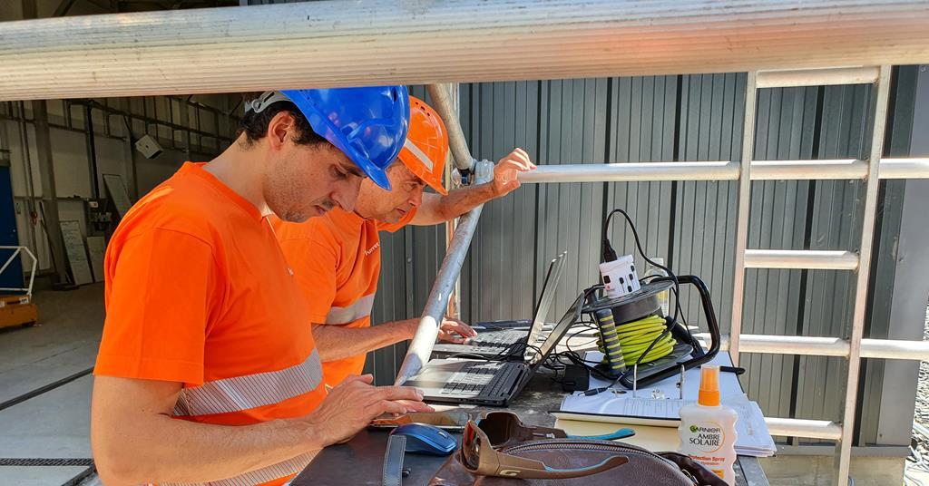 Very Light Rail overhead charger commissioned at Dudley test facility ...