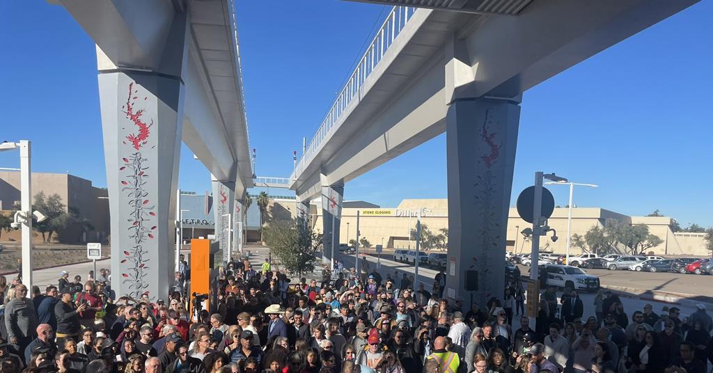 Extension takes Phoenix light rail over the freeway | Metro Report ...