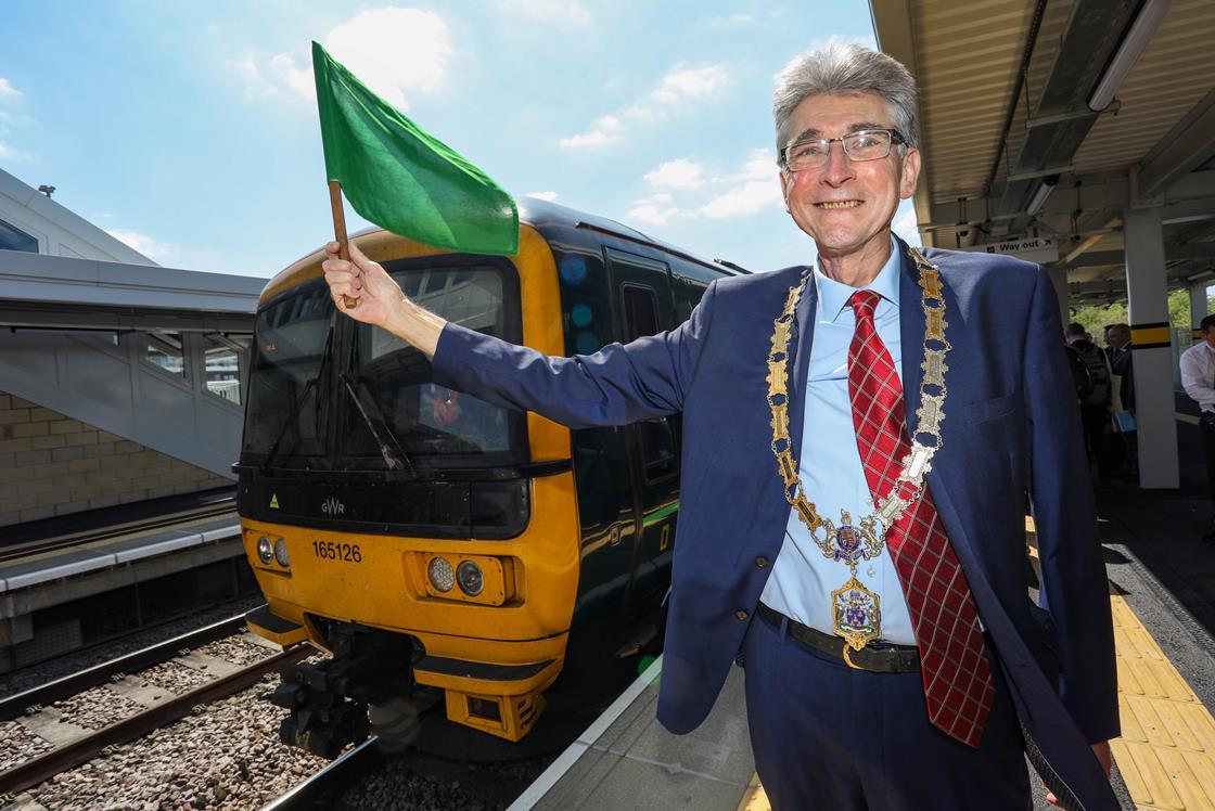 Reading Green Park station opens | Rail Business UK | Railway Gazette ...