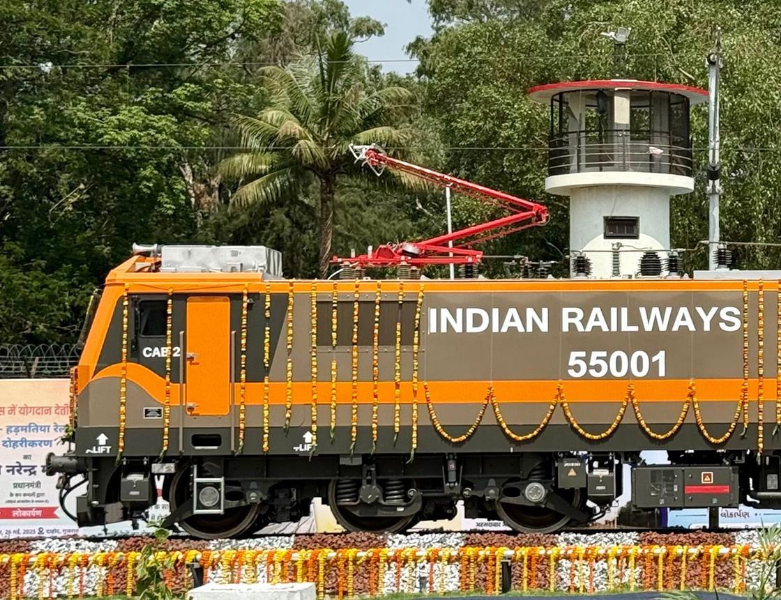 Modi flags off Indian Railways WAG D9 electric locomotive | News | Railway Gazette International