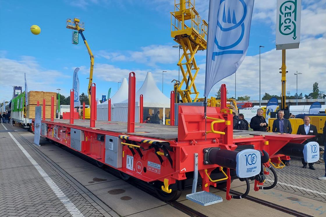 Wagon for military vehicles and other heavy loads | News | Railway ... Wagon for military vehicles and other heavy loads | News | Railway ...