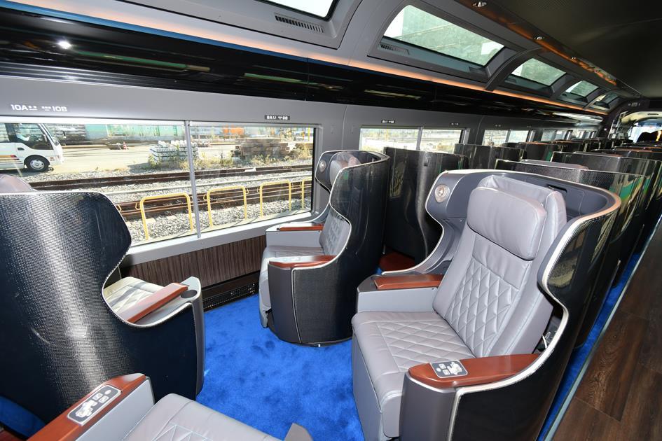 JR East tests Saphir Odoriko luxury EMUs | News | Railway Gazette ...