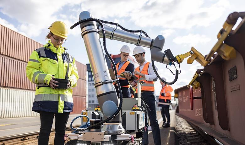 Robot positions container wagon pins | News | Railway Gazette International