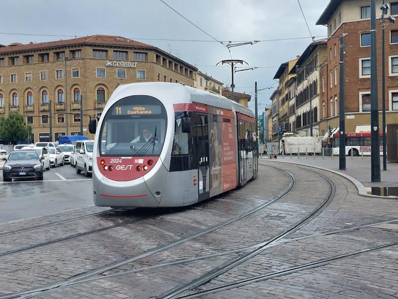 Battery trams to avoid overhead wires in historic Firenze | Metro ...