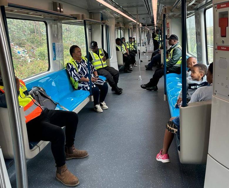 Prasa restores more suburban rail services | News | Railway Gazette ...