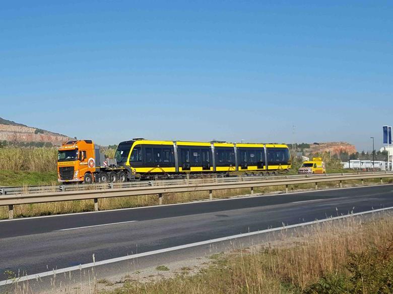 First Uithoflijn tram delivered to Utrecht | News | Railway Gazette ...